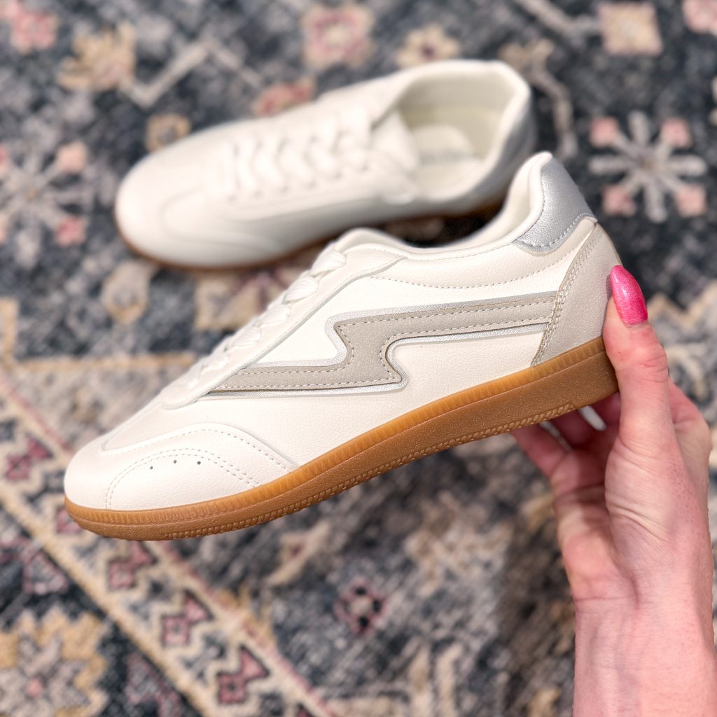 The Best Sneakers to Wear This Spring & How to Style Them - Fashionably ...